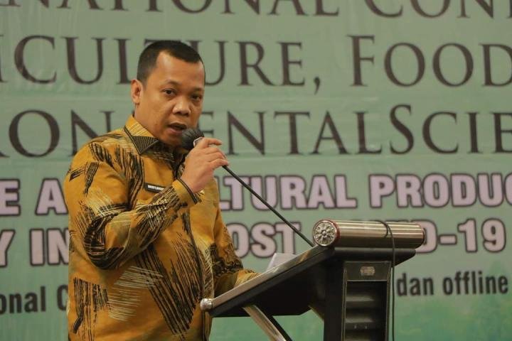 Pj Wako Perintahkan Satpol PP Copot Baliho Caleg di Pohon Pj Wako Perintahkan Satpol PP Copot Baliho Caleg di Pohon